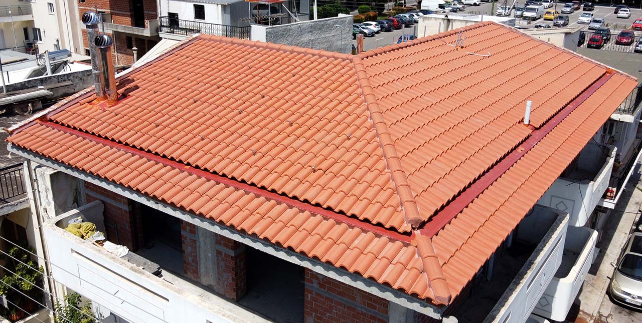 Σκεπή με κόκκινα κεραμίδια σε κτίριο στο Περιστέρι Αττικής